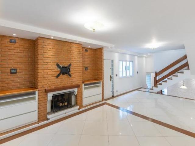 Casa tipo para venda com 3 quartos, 215m²