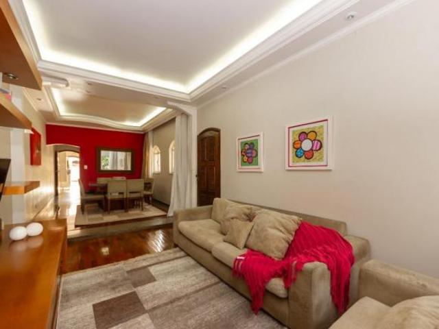 Casa tipo para venda com 3 quartos, 215m²