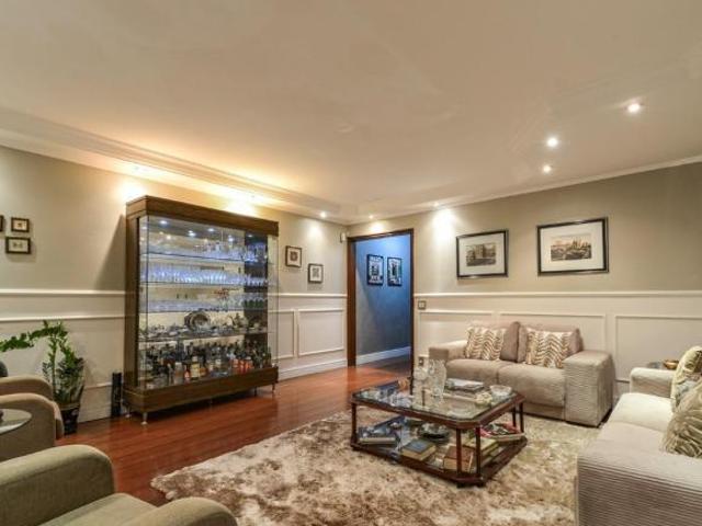Casa tipo para venda com 3 quartos, 215m²