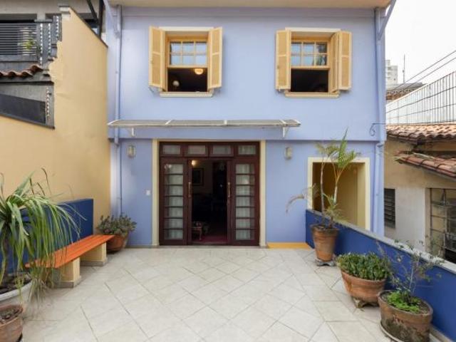 Casa tipo para venda com 3 quartos, 220m²