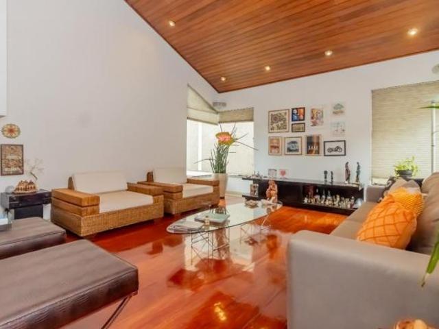 Casa tipo para venda com 3 quartos, 383m²