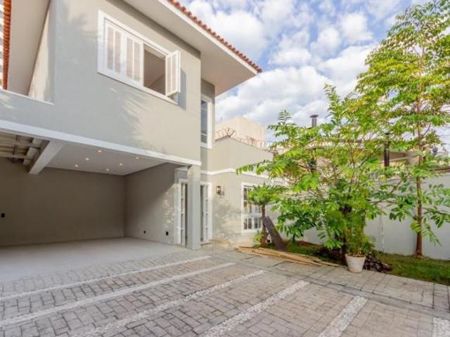 Casa tipo para venda com 3 quartos, 300m²