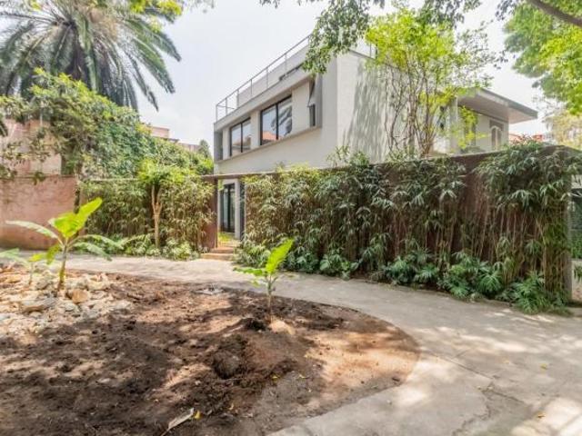 Casa tipo para venda com 3 quartos, 318m²
