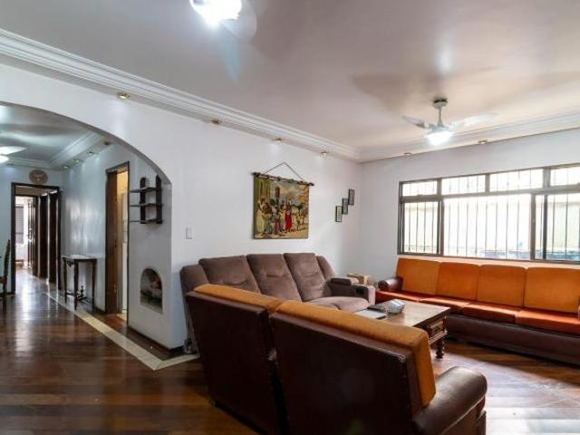 Casa tipo para venda com 3 quartos, 320m²
