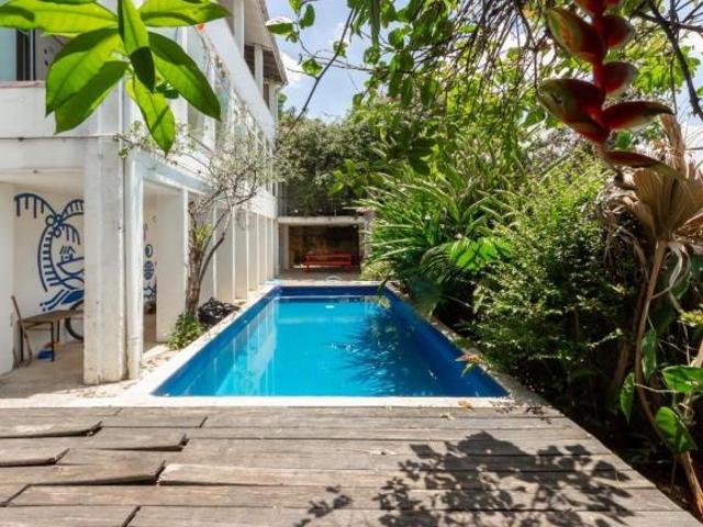 Casa tipo para venda com 3 quartos, 333m²