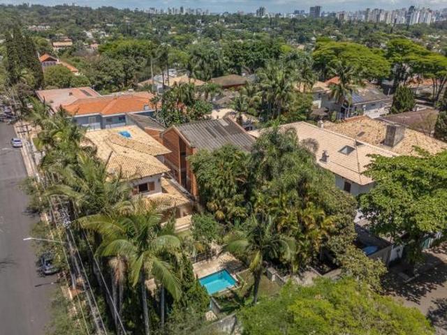 Casa tipo para venda com 7 quartos, sendo 4 suítes, 485m²
