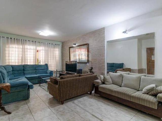 Casa tipo para venda com 4 quartos, sendo 1 suíte, 266m²