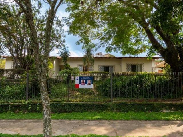Casa tipo para venda com 4 quartos, sendo 1 suíte, 330m²