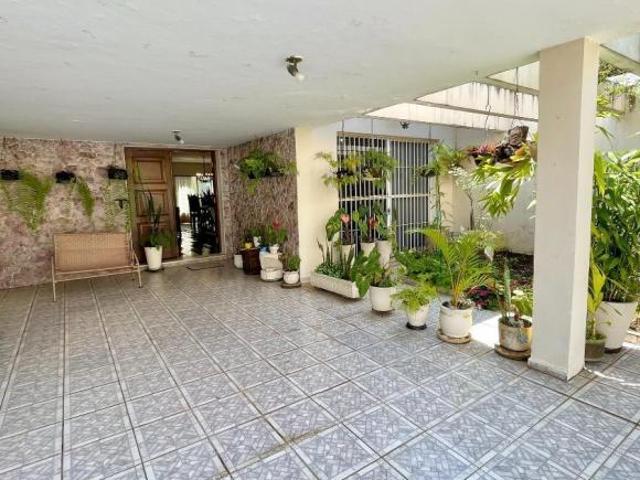 Casa tipo para venda com 4 quartos, sendo 2 suítes, 255m²