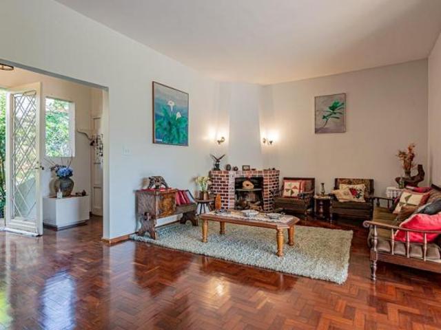 Casa tipo para venda com 4 quartos, sendo 2 suítes, 258m²
