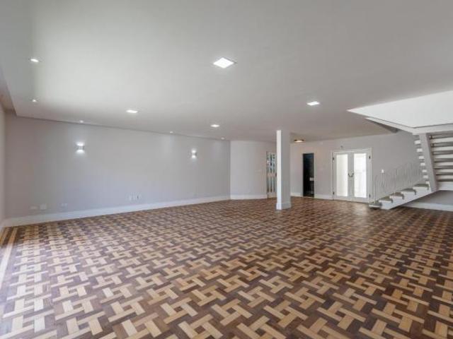 Casa tipo para venda com 4 quartos, sendo 2 suítes, 334m²