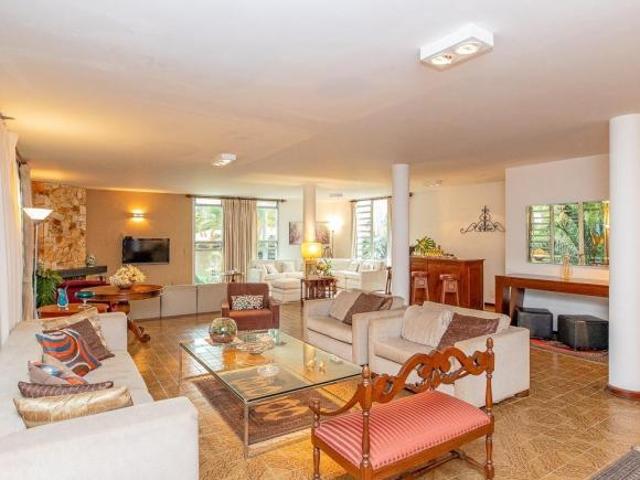 Casa tipo para venda com 4 quartos, sendo 2 suítes, 541m²