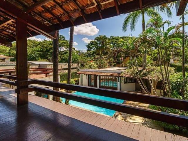 Casa tipo para venda com 4 quartos, sendo 2 suítes, 558m²