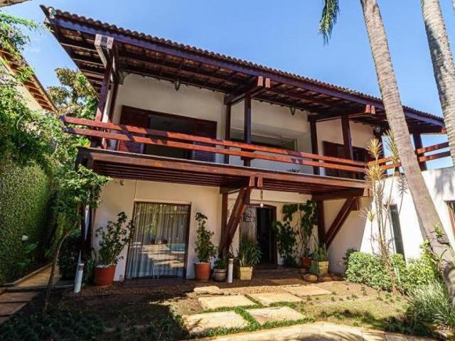 Casa tipo para venda com 4 quartos, sendo 2 suítes, 558m²