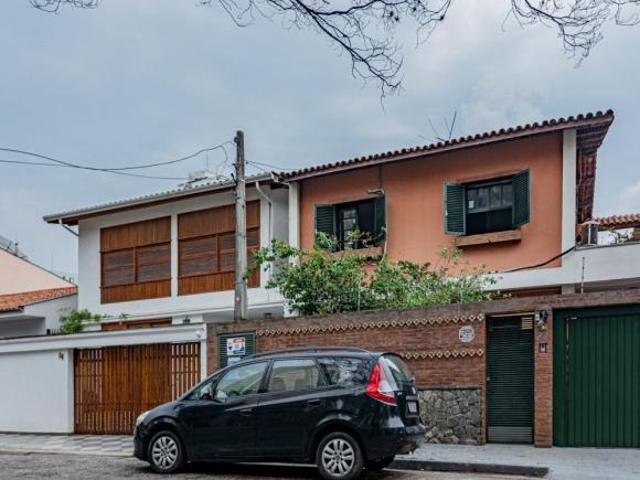 Casa tipo para venda com 4 quartos, sendo 3 suítes, 250m²