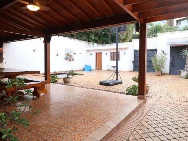 Casa tipo para venda com 4 quartos, sendo 3 suítes, 350m²