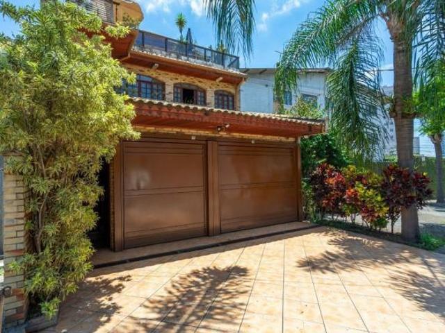 Casa tipo para venda com 4 quartos, sendo 3 suítes, 509m²