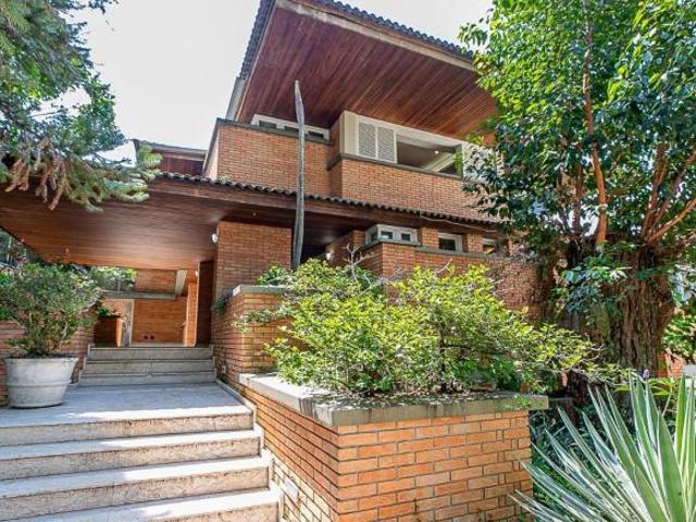 Casa tipo para venda com 4 quartos, sendo 4 suítes, 1,023m²