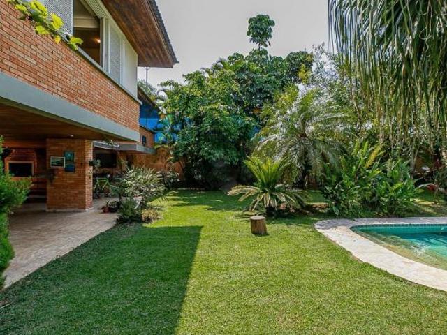 Casa tipo para venda com 4 quartos, sendo 4 suítes, 1,023m²
