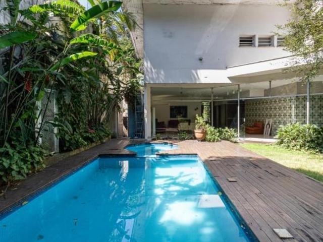 Casa tipo para venda com 4 quartos, sendo 4 suítes, 480m²