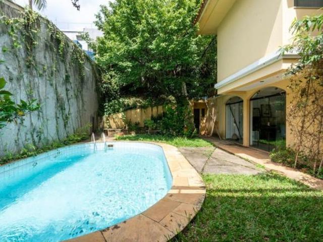 Casa tipo para venda com 4 quartos, sendo 4 suítes, 417m²