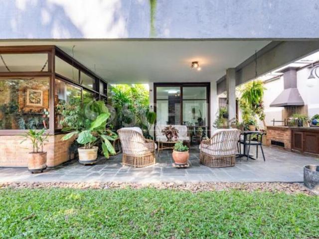 Casa tipo para venda com 4 quartos, sendo 4 suítes, 571m²