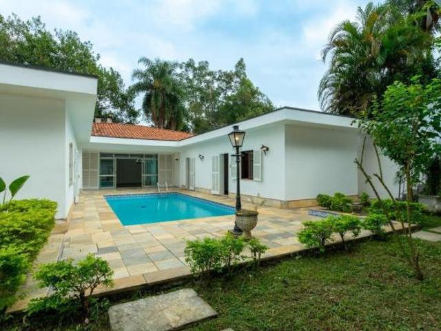Casa tipo para venda com 4 quartos, sendo 4 suítes, 665m²