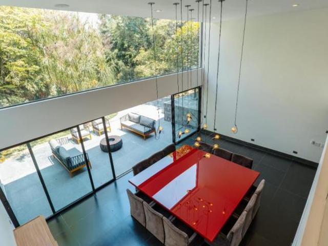 Casa tipo para venda com 4 quartos, sendo 4 suítes, 716m²