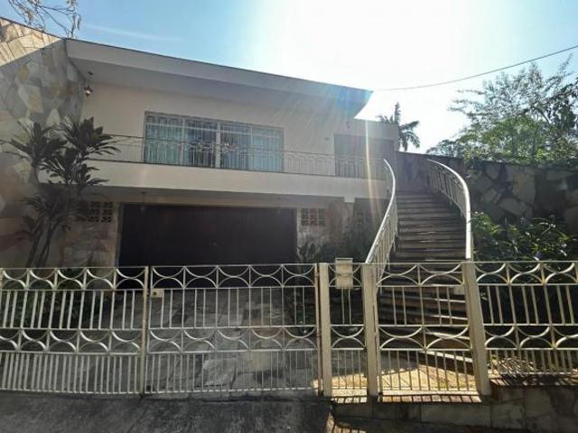 Casa tipo para venda com 4 quartos, 240m²