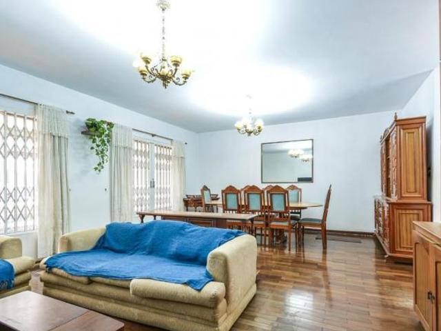 Casa tipo para venda com 4 quartos, 242m²