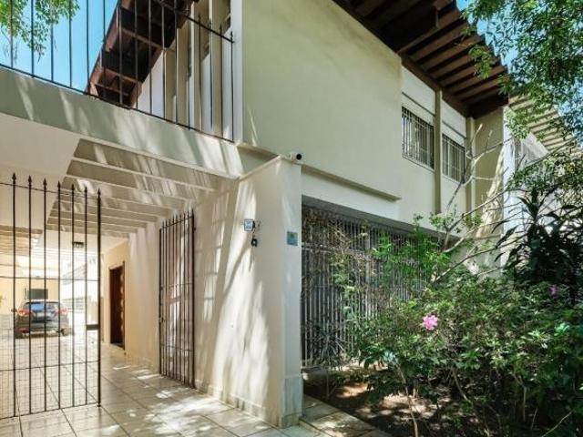 Casa tipo para venda com 4 quartos, 269m²