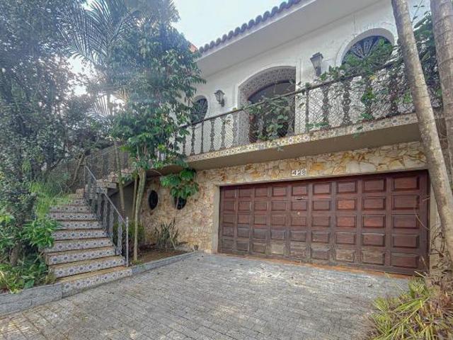 Casa tipo para venda com 4 quartos, 216m²