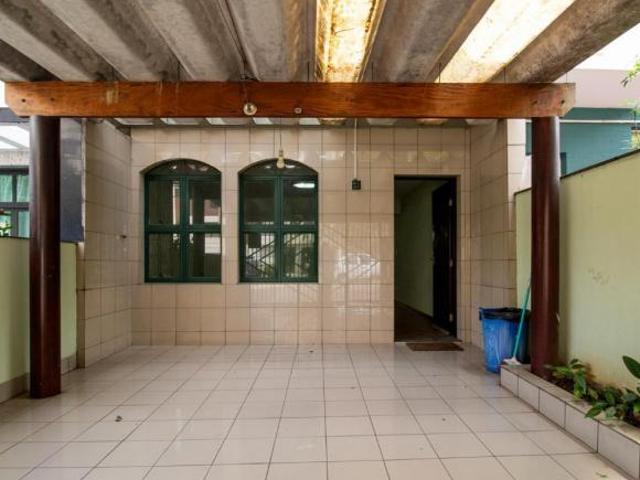 Casa tipo para venda com 4 quartos, 236m²