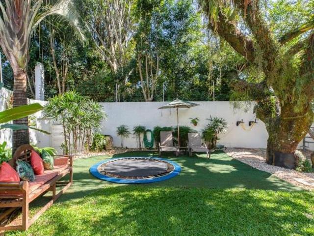 Casa tipo para venda com 4 quartos, 350m²