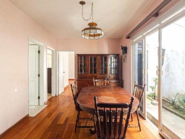 Casa tipo para venda com 4 quartos, 307m²