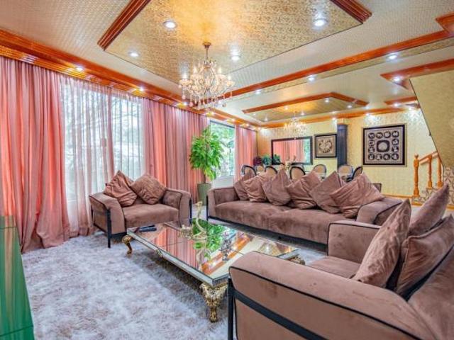 Casa tipo para venda com 4 quartos, 440m²