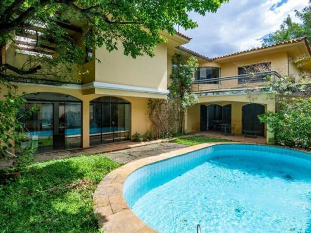 Casa tipo para venda com 4 quartos, 417m²