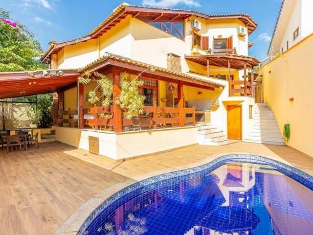 Casa tipo para venda com 4 quartos, 550m²