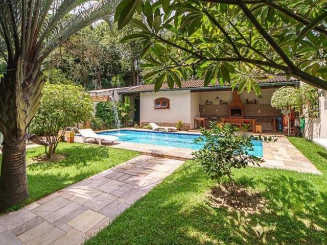 Casa tipo para venda com 4 quartos, 560m²