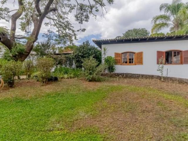 Casa tipo para venda com 4 quartos, 620m²