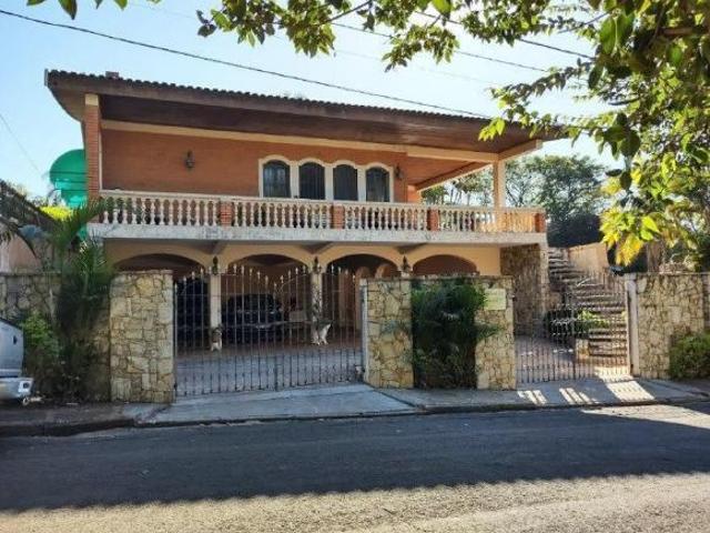 Casa tipo para venda com 5 quartos, sendo 1 suíte, 422.4m²