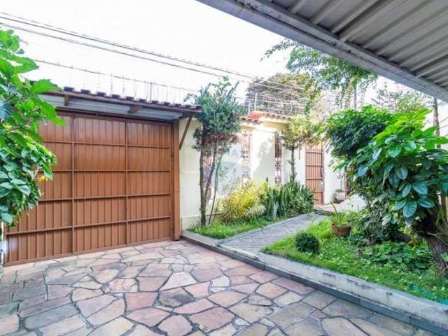 Casa tipo para venda com 5 quartos, sendo 2 suítes, 219m²