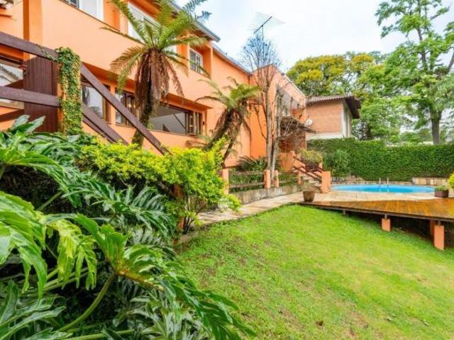 Casa tipo para venda com 5 quartos, sendo 2 suítes, 380m²