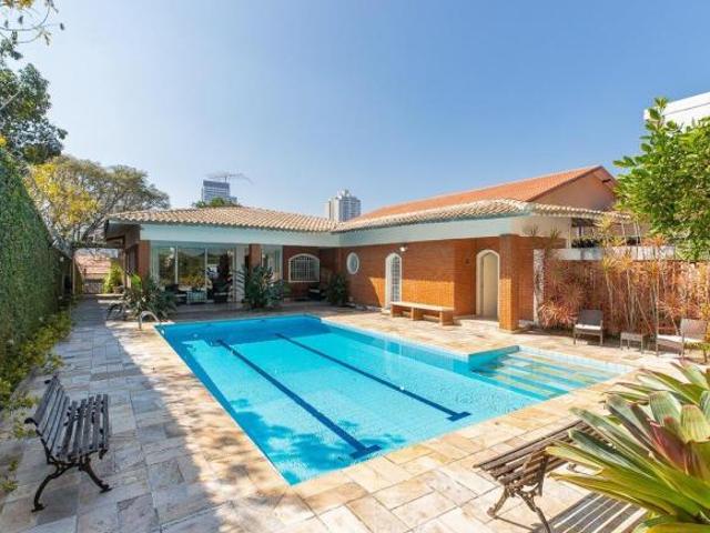 Casa tipo para venda com 5 quartos, sendo 3 suítes, 582m²