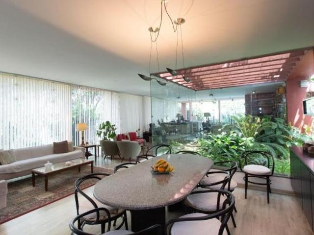 Casa tipo para venda com 5 quartos, sendo 5 suítes, 330m²