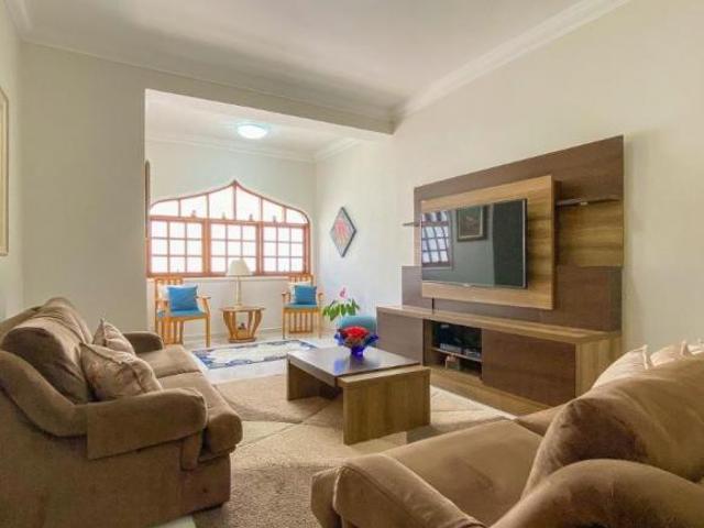 Casa tipo para venda com 5 quartos, 275m²