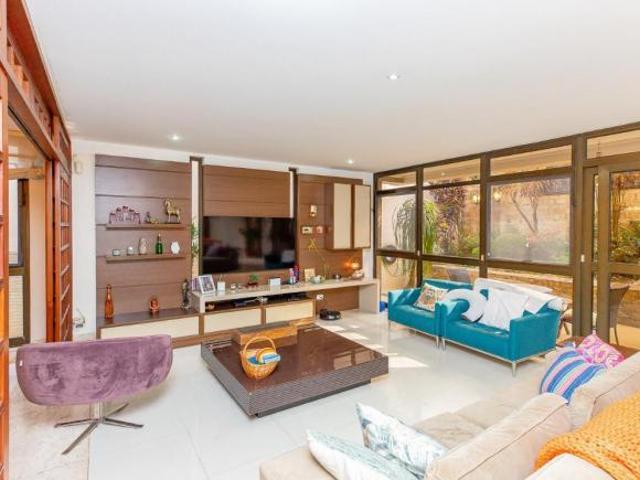 Casa tipo para venda com 5 quartos, 352m²
