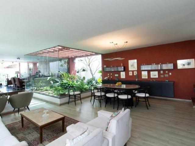 Casa tipo para venda com 5 quartos, 330m²