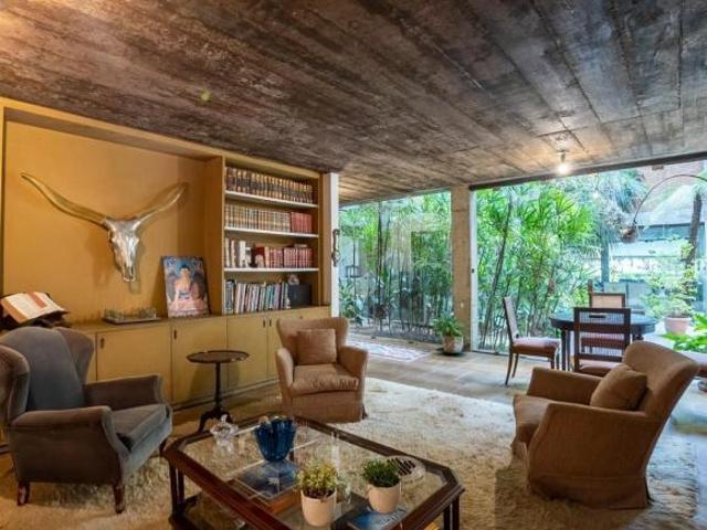 Casa tipo para venda com 5 quartos, 744m²