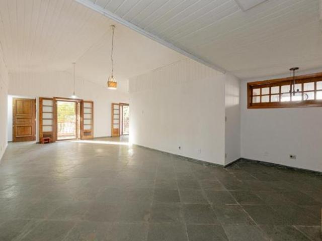 Casa tipo para venda em Três Montanhas com 5 quartos, sendo 1 suíte, 300m²